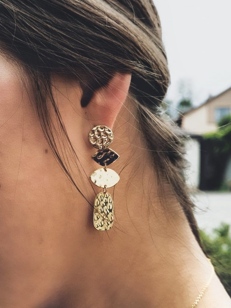 Des bijoux dorés pour sublimer un teint hâlé - Blog GOURNAL